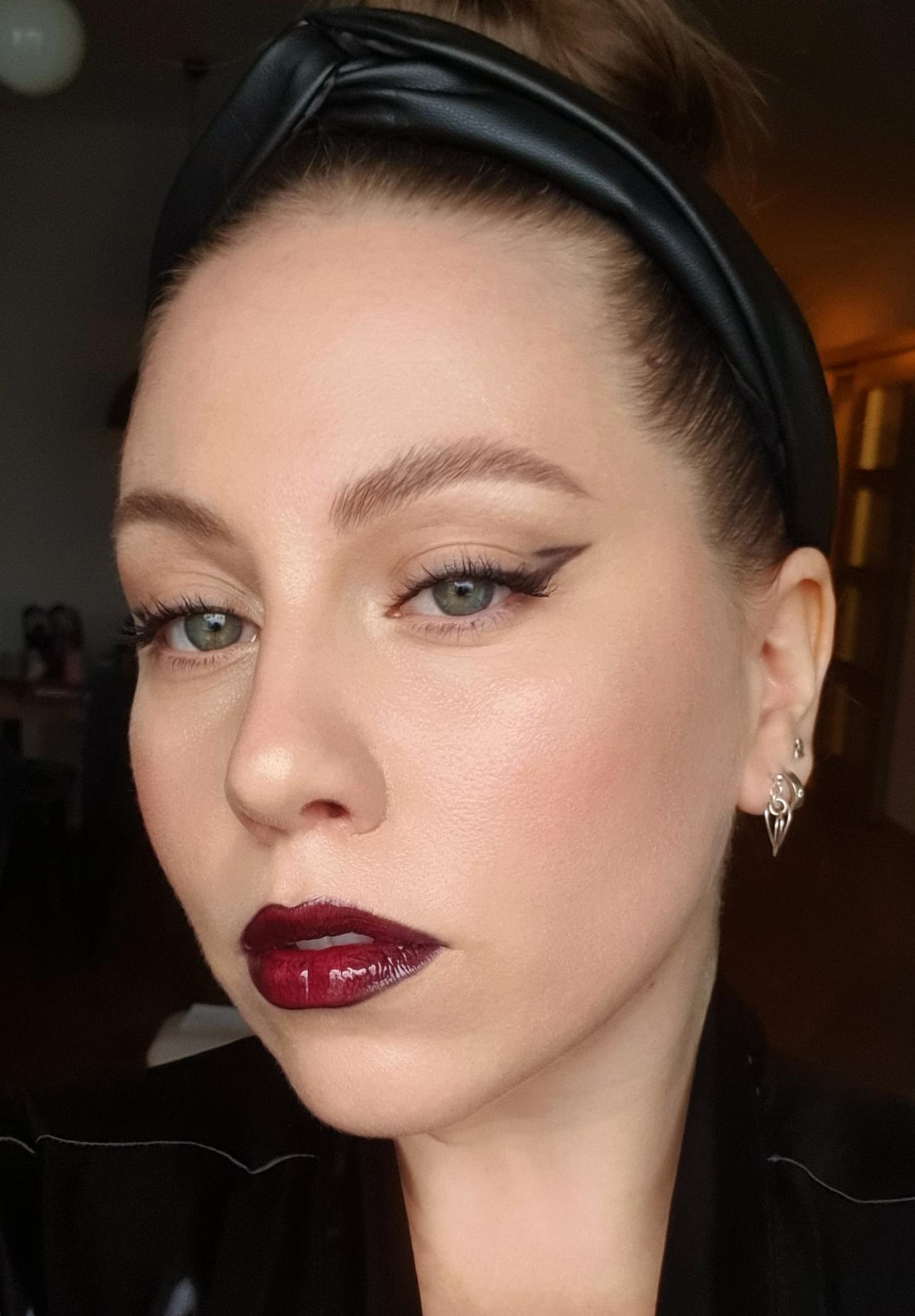 Dark lip and graphic eye | Scrolller