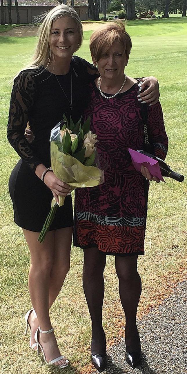 Daughter Or Mom Scrolller