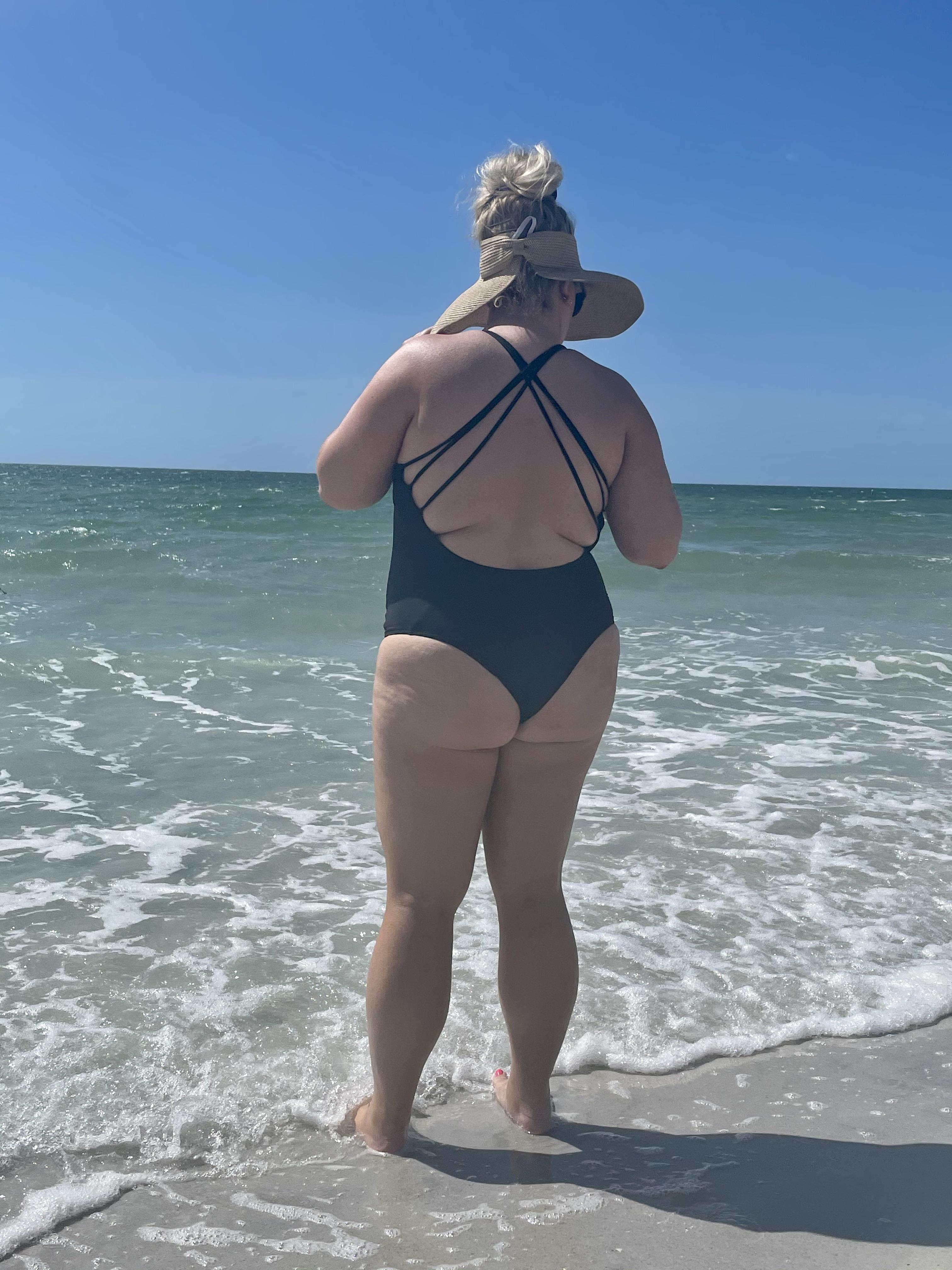 Day two at the beach what do you think about her butt ? 20 weeks pregnant | Scrolller