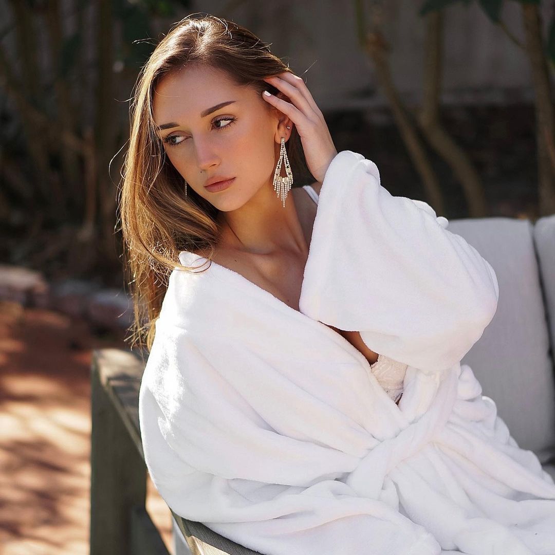 Deanna Davis | Scrolller