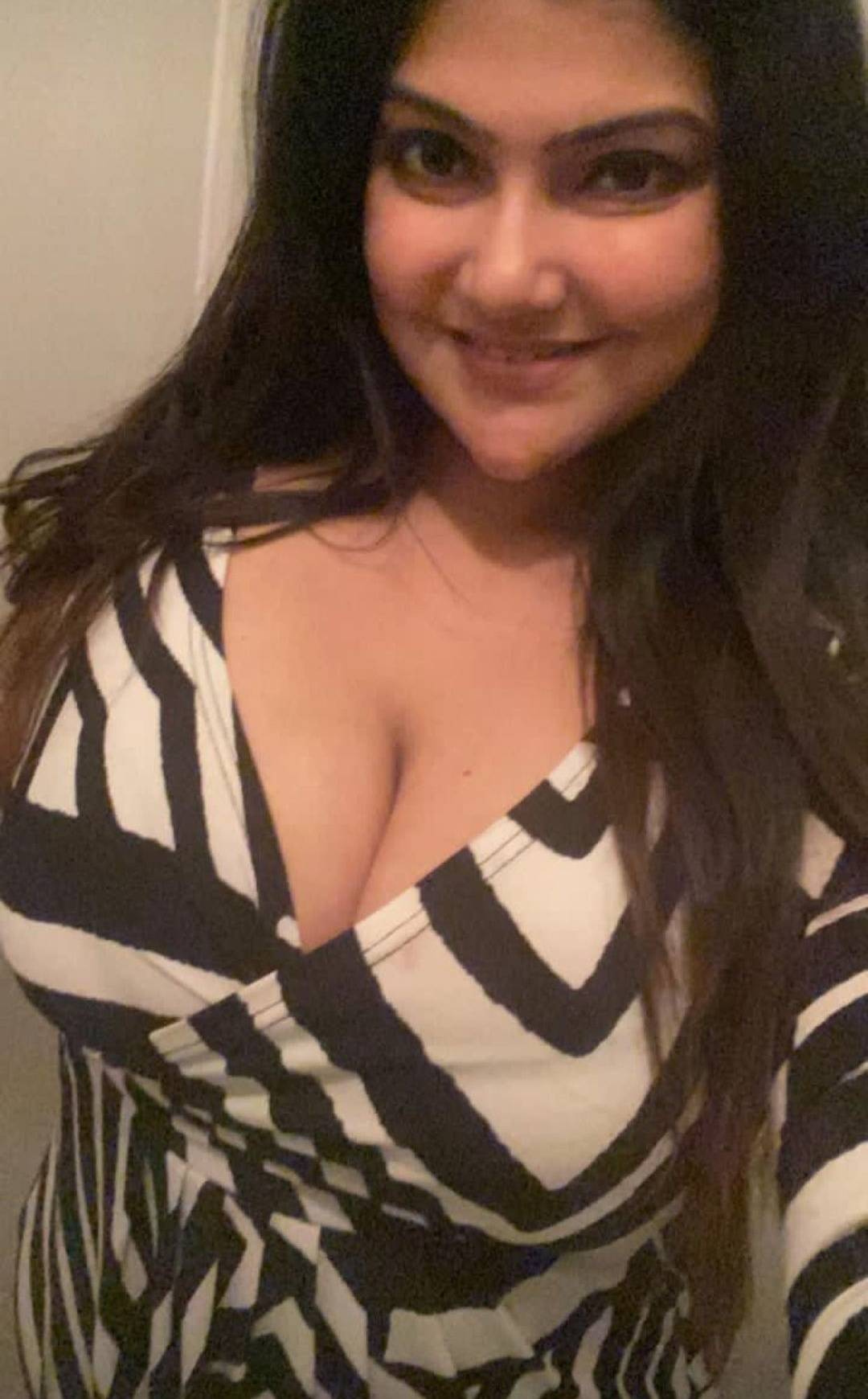 Debaleena Dhar Saturday Cleavage show | Scrolller