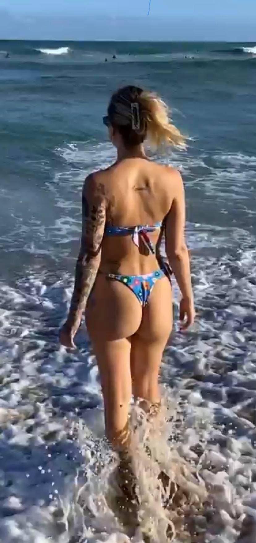 Debbie on the beach! 😍🍑 | Scrolller