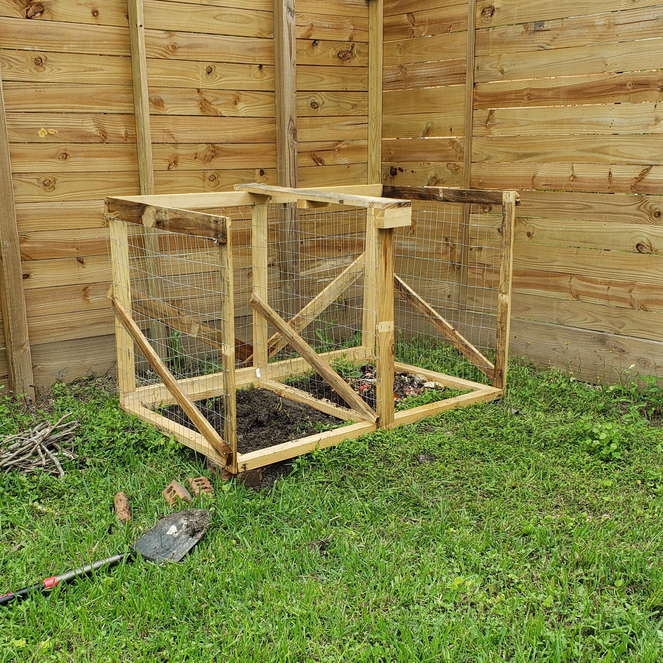 Deconstructed Pallet 2 Stall Compost | Scrolller