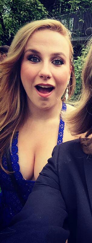 Deep cleavage | Scrolller