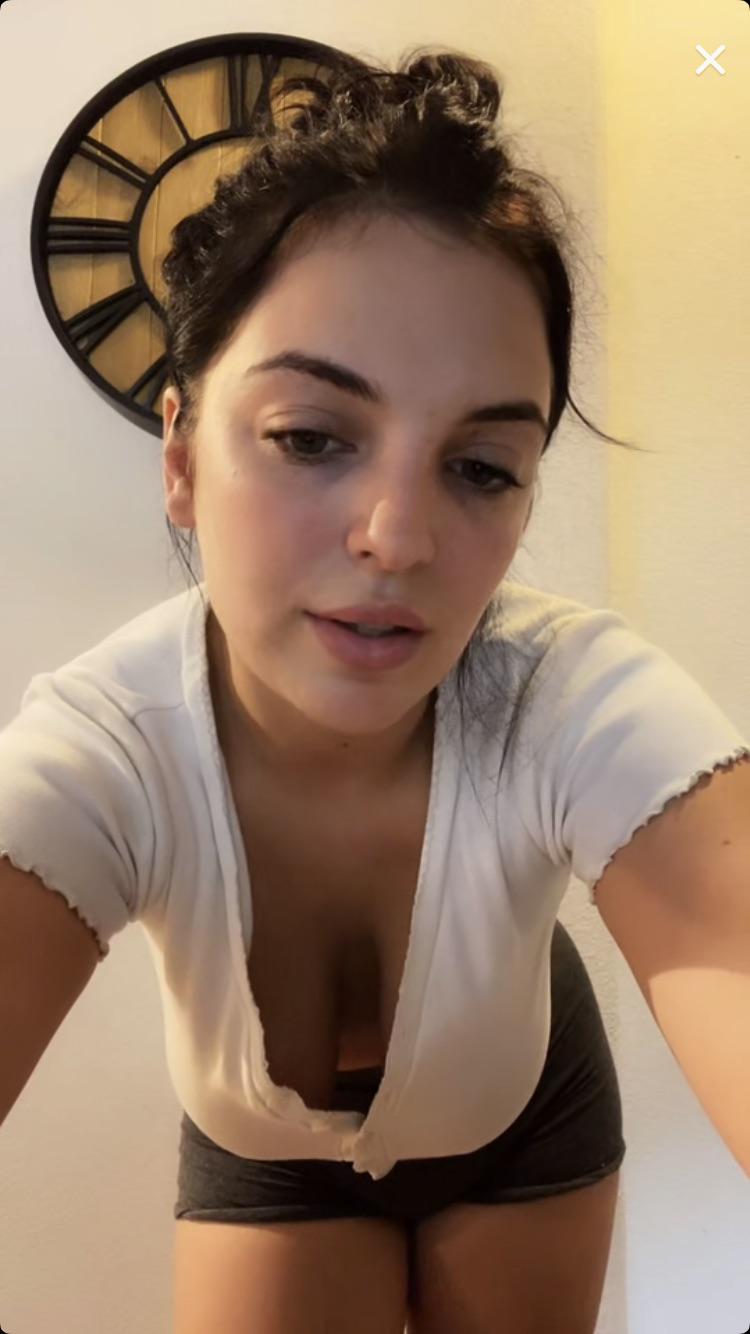 Deep cleavage and Live now. Link in comments | Scrolller