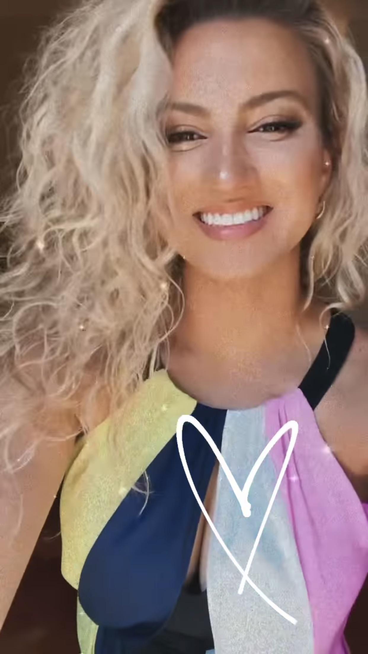 Deep key hole cleavage alert!! | Scrolller