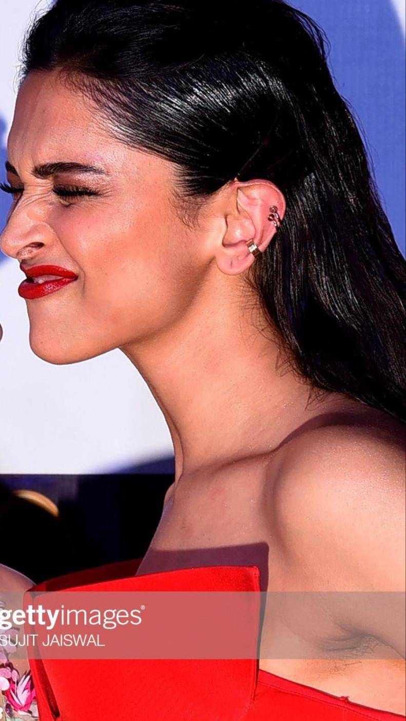 Deepika Padukone hairy Armpits!😝 | Scrolller