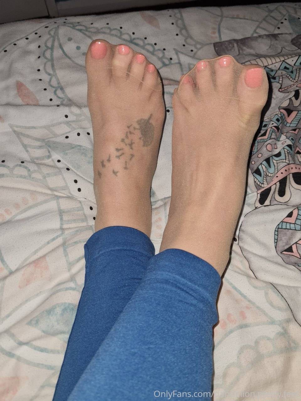 Delicious feet in nylon 💕 | Scrolller