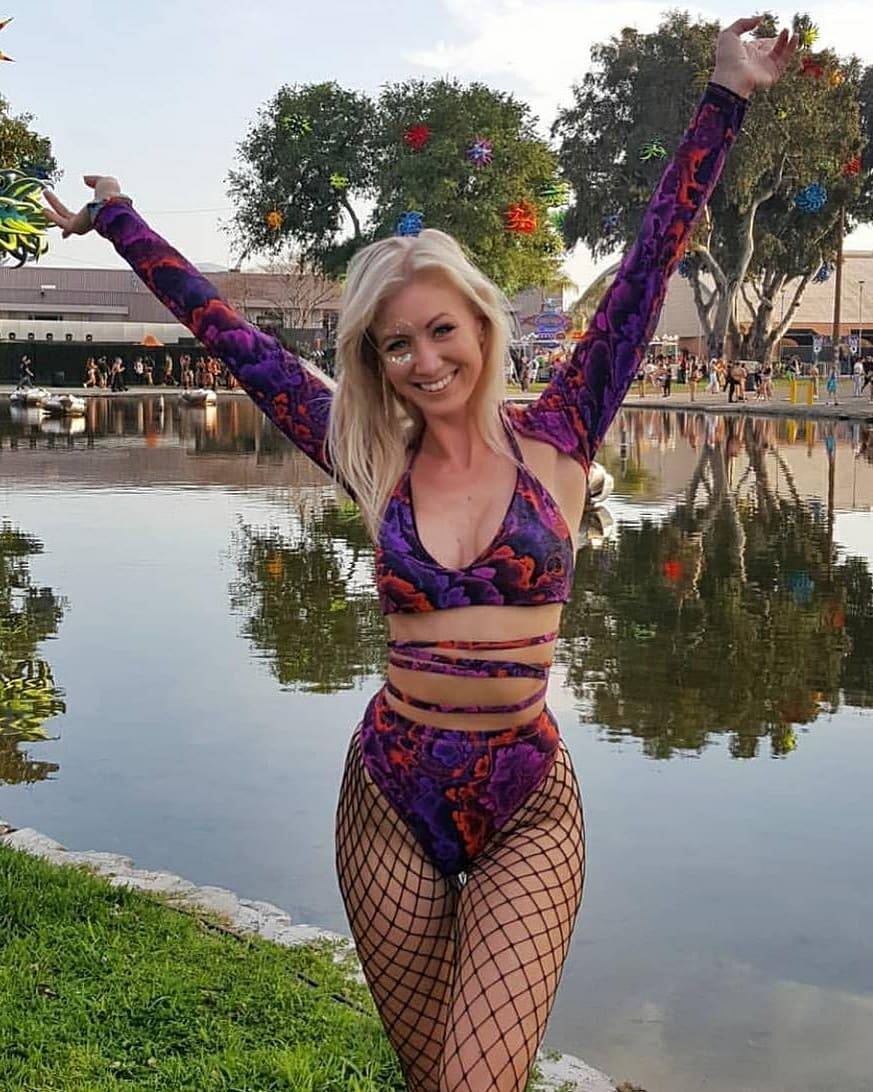 Dem Fishnets... | Scrolller