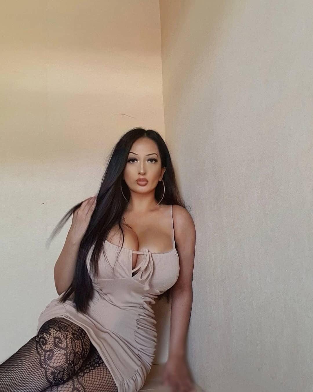 desi girl that deserves attention | Scrolller