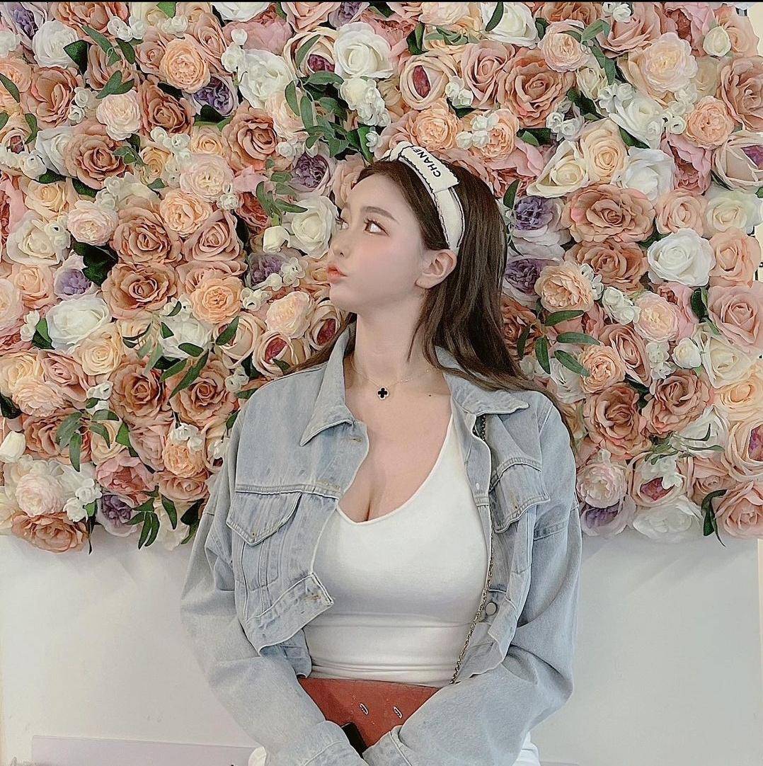 Distracted | Scrolller