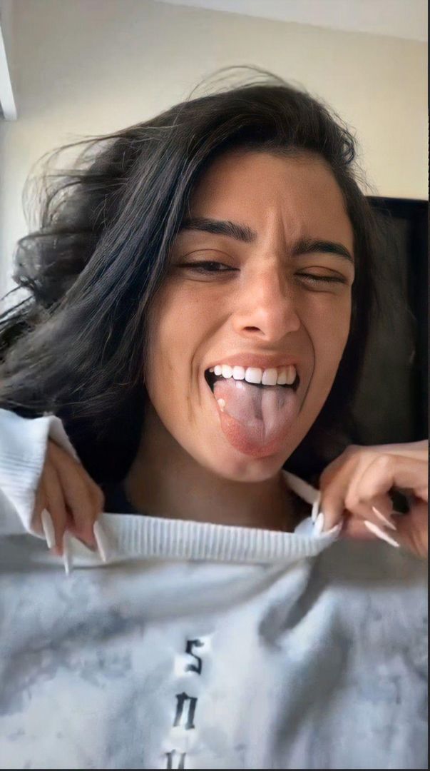 Dixie D Amelio Tongue Scrolller