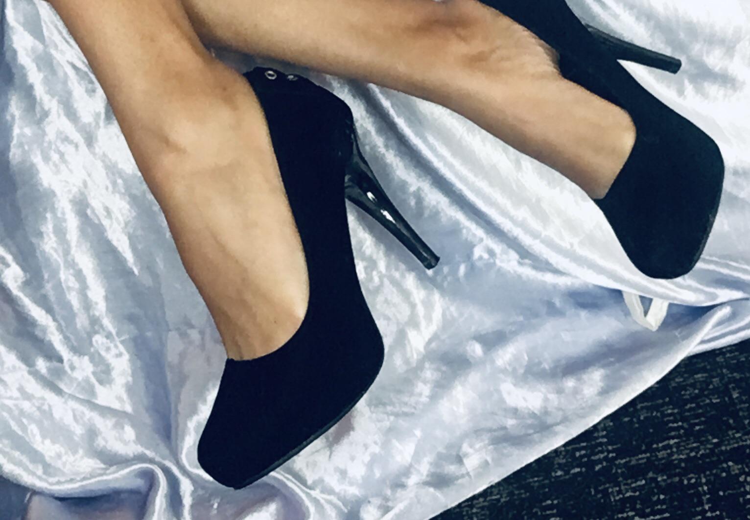 Dm me for your foot fetish pics 😉 | Scrolller