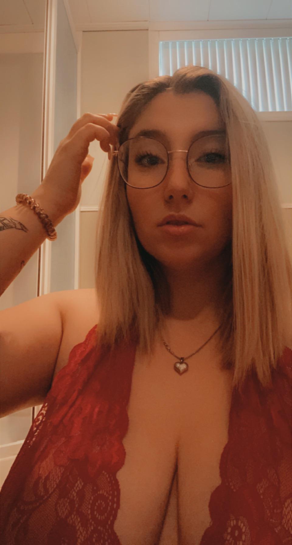 Wondering, if I’m hot, can you tell me?🥺 [21F] | Scrolller