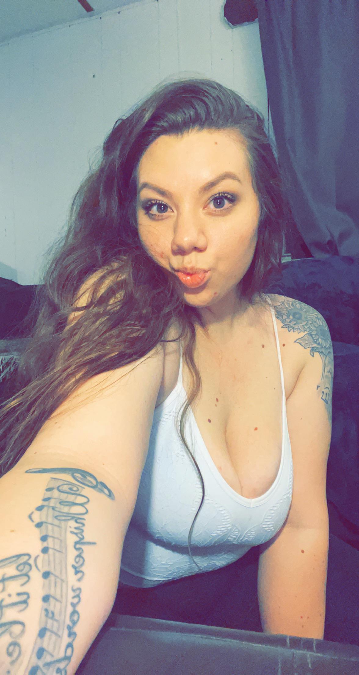 Dm ya girl 😘 | Scrolller