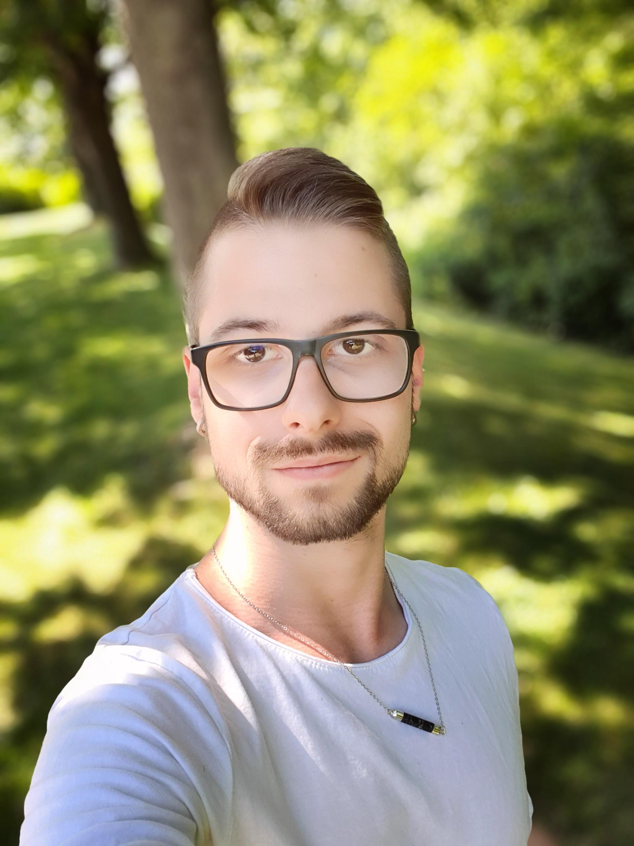 Do I look like Dwight from Dead by daylight vwith these frames? | Scrolller