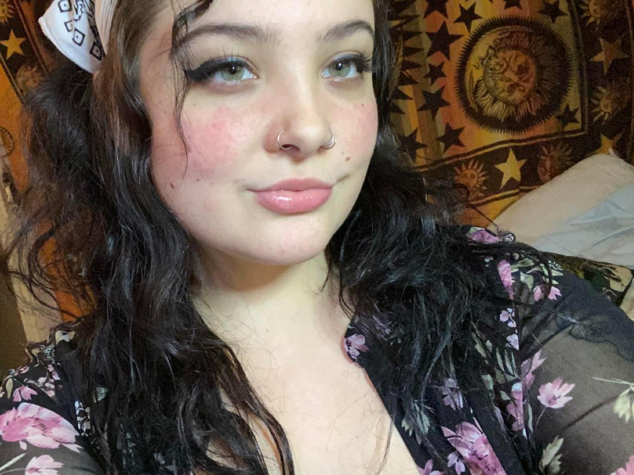 do you like girls with soft pink lips and green eyes? | Scrolller