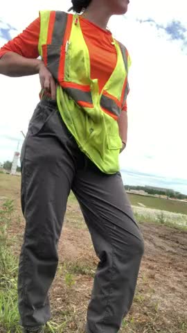 Do you guys like construction girls too? 🧏🏻‍♀️ | Scrolller