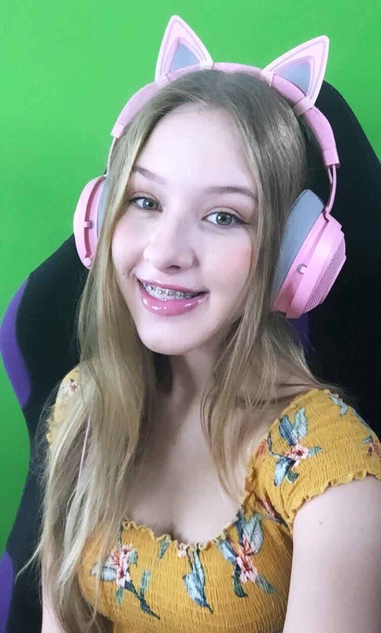 Do You Like Cute Gamer Girls Scrolller