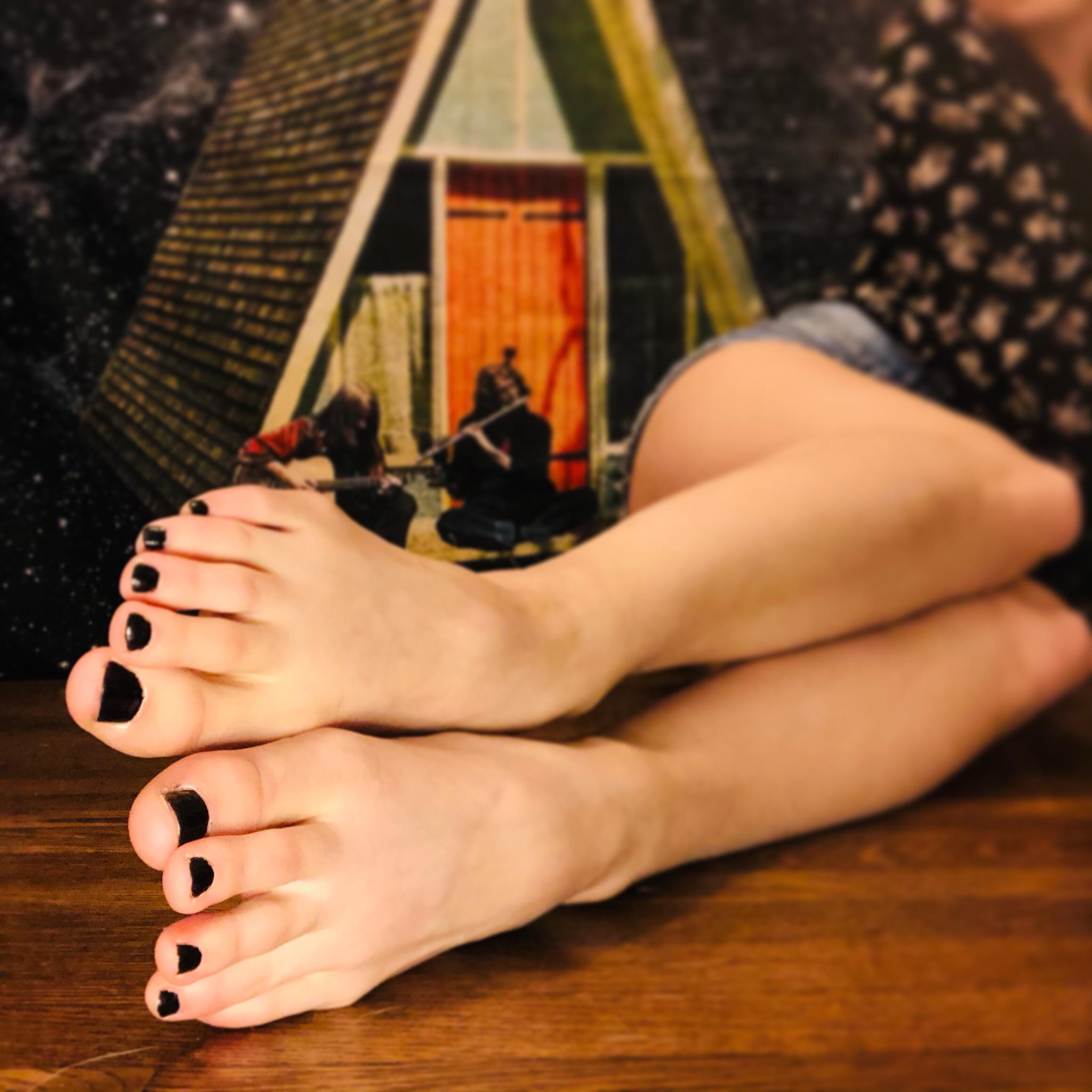 Do you like long toes? | Scrolller