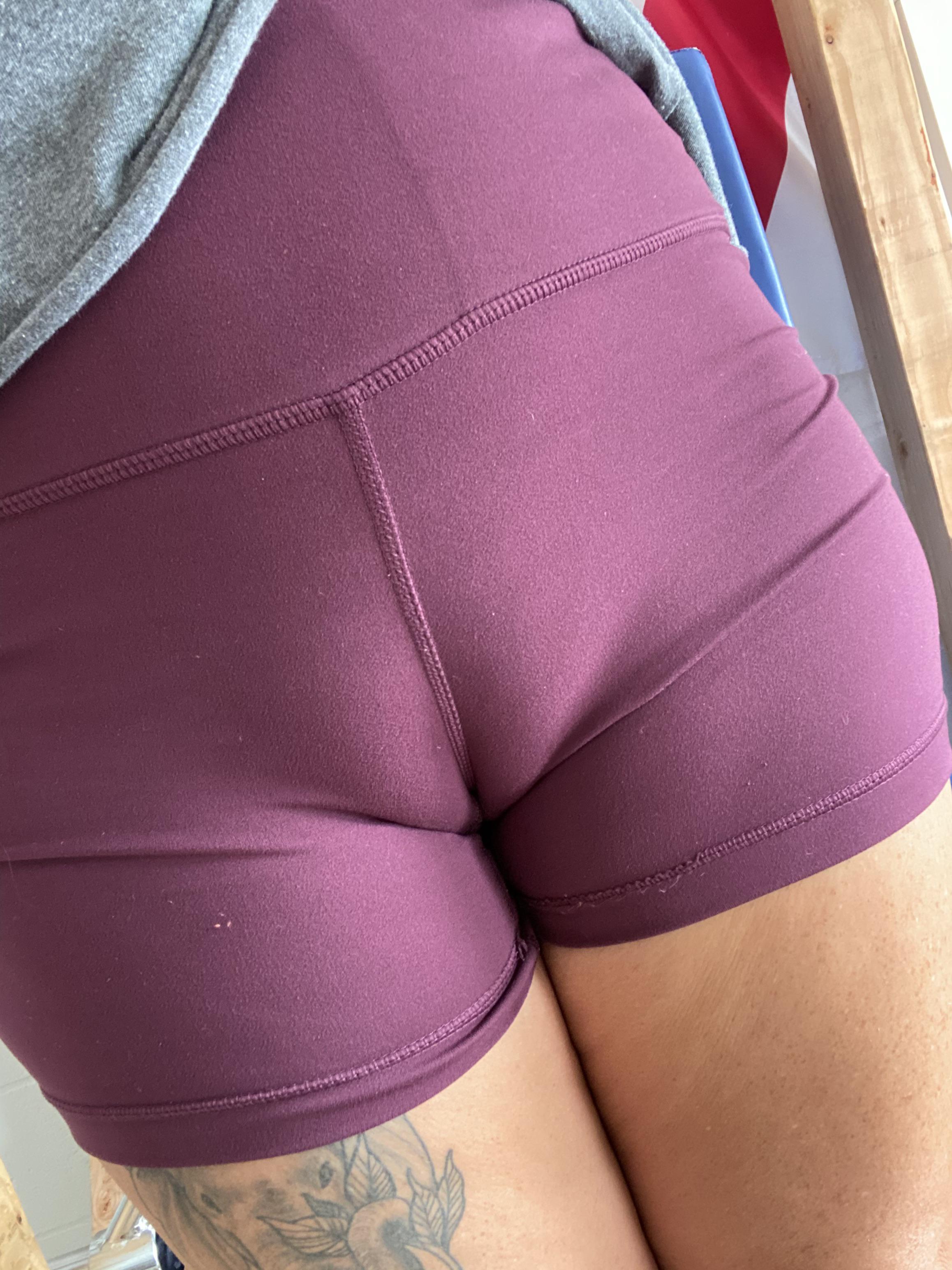 Do you like my puffy camel toe? | Scrolller