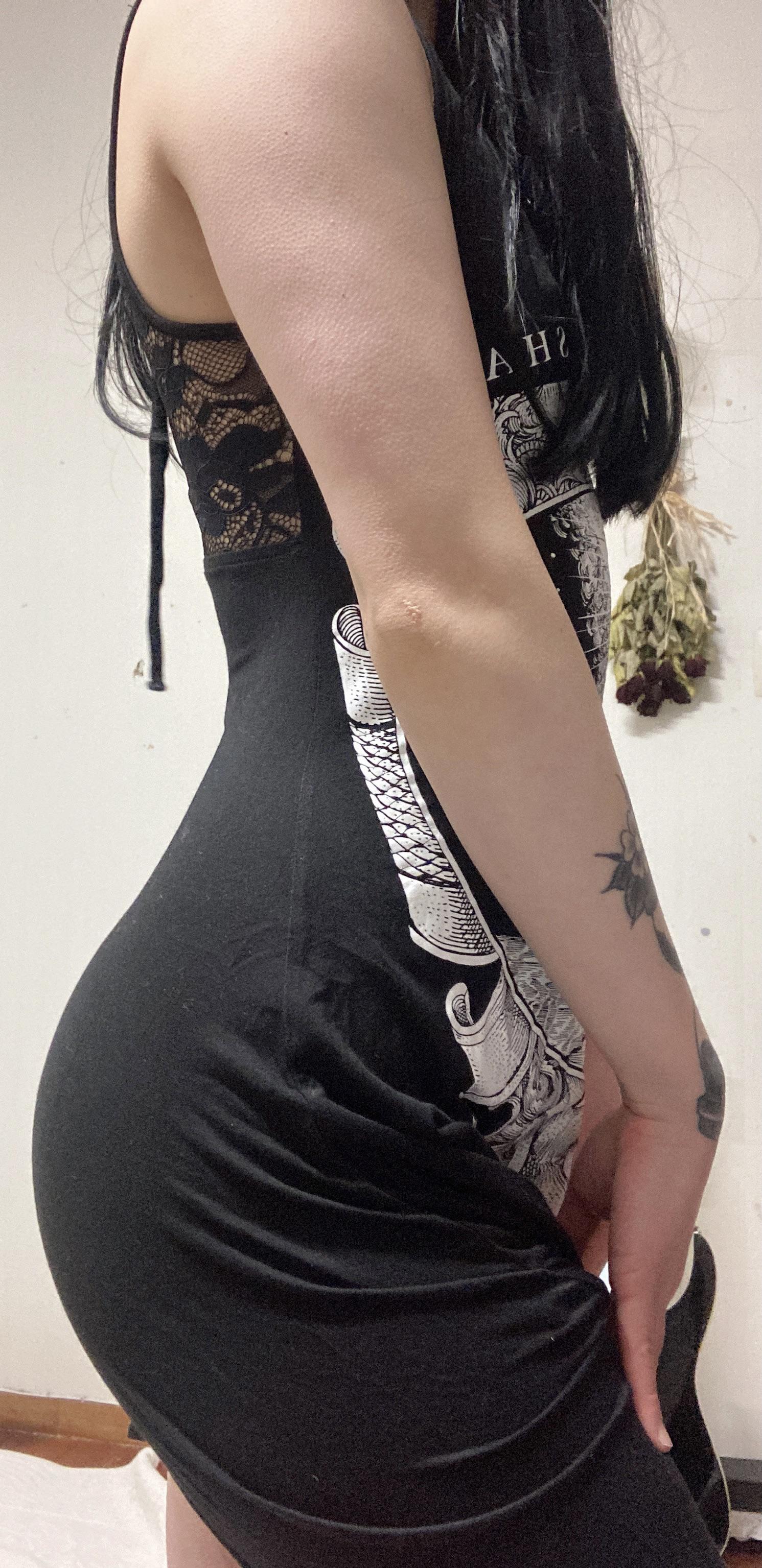 Do you like my slender body | Scrolller