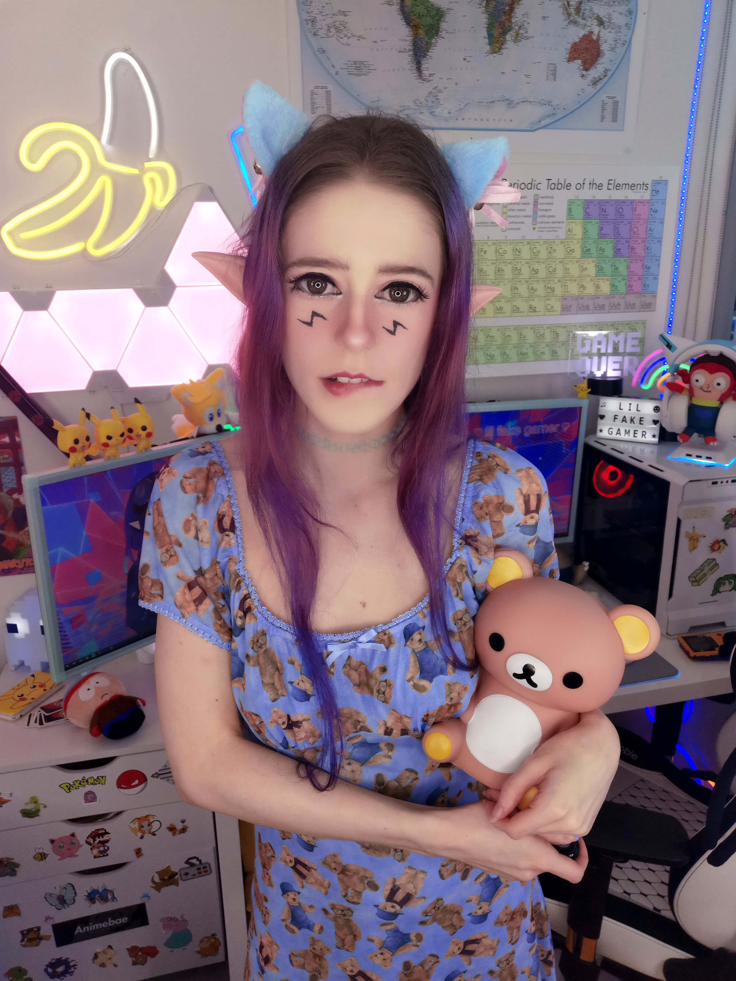 just some geeky girl some a cute teddy 🥰🐻 | Scrolller
