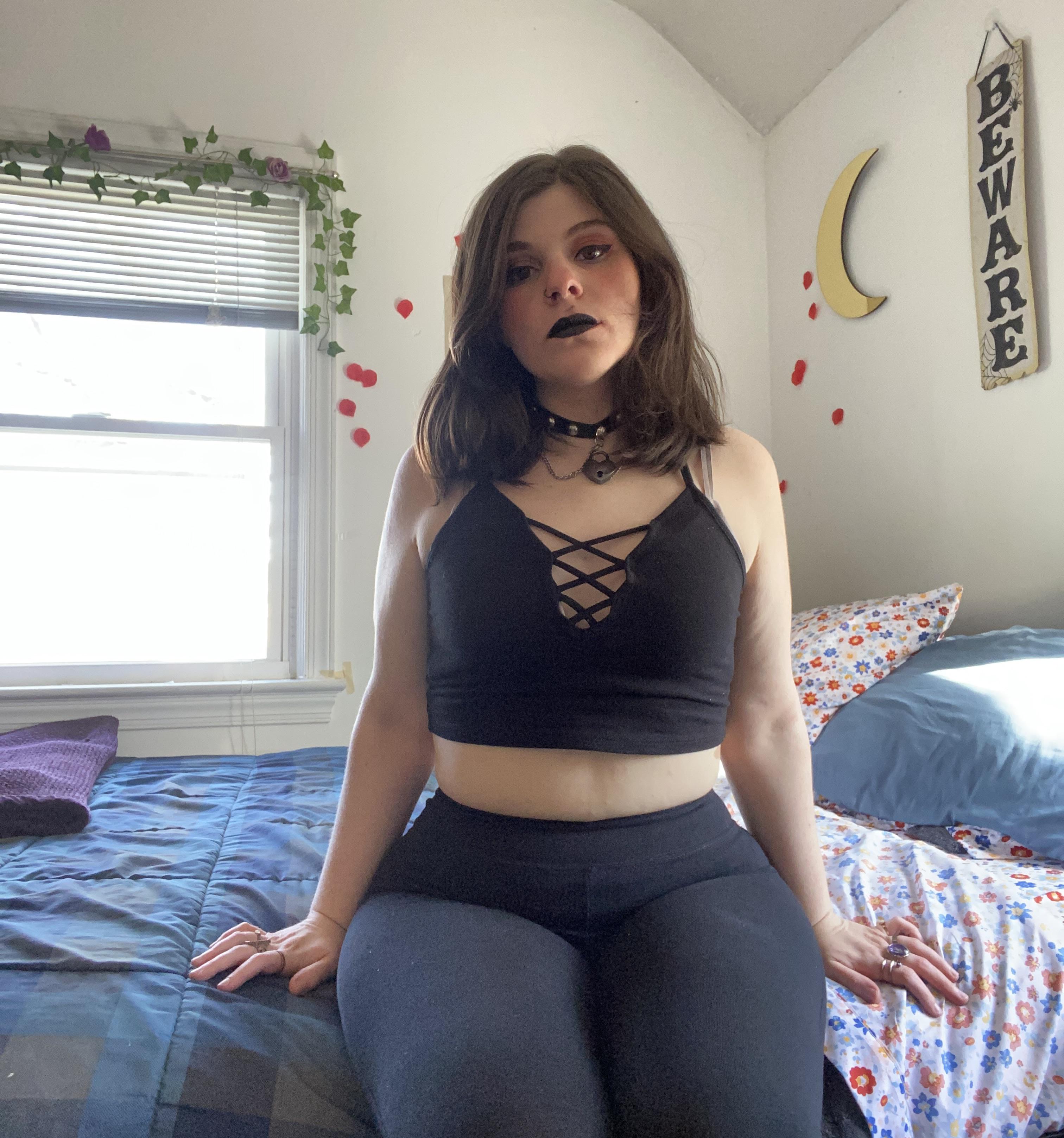 Do you like thick goth girls? | Scrolller