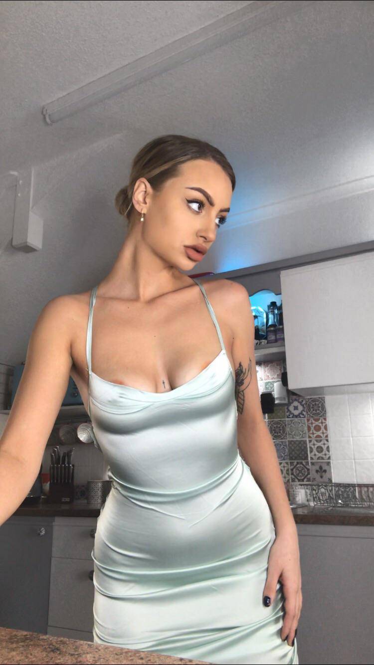 Do you like petite Italians? | Scrolller