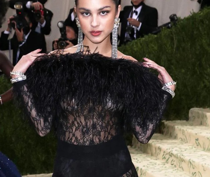 Does anyone else see her nipple? | Scrolller