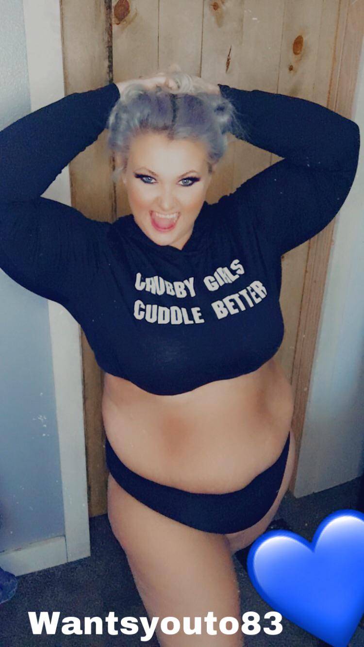 Does anyone wanna cuddle? Ya know the chubby girls do it better 😘 | Scrolller
