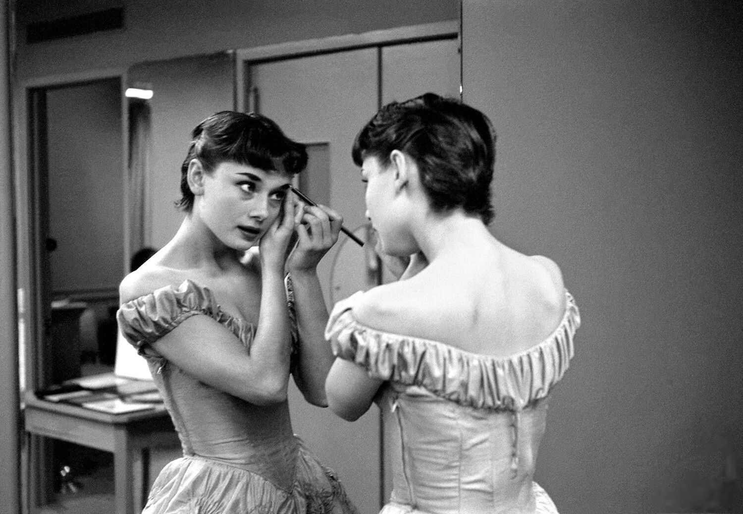 Doing her eyebrows | Scrolller