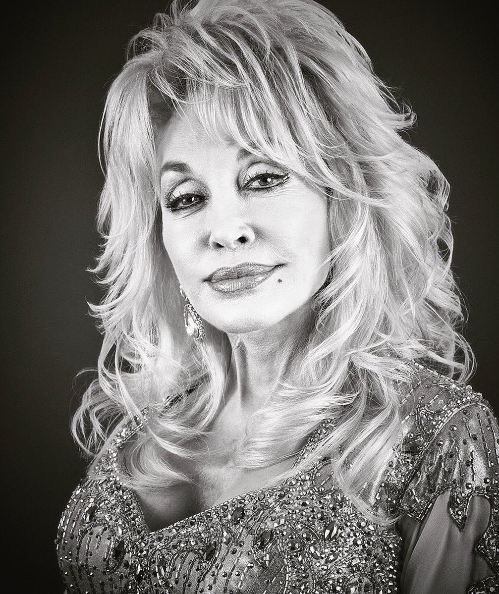 Dolly Parton | Scrolller
