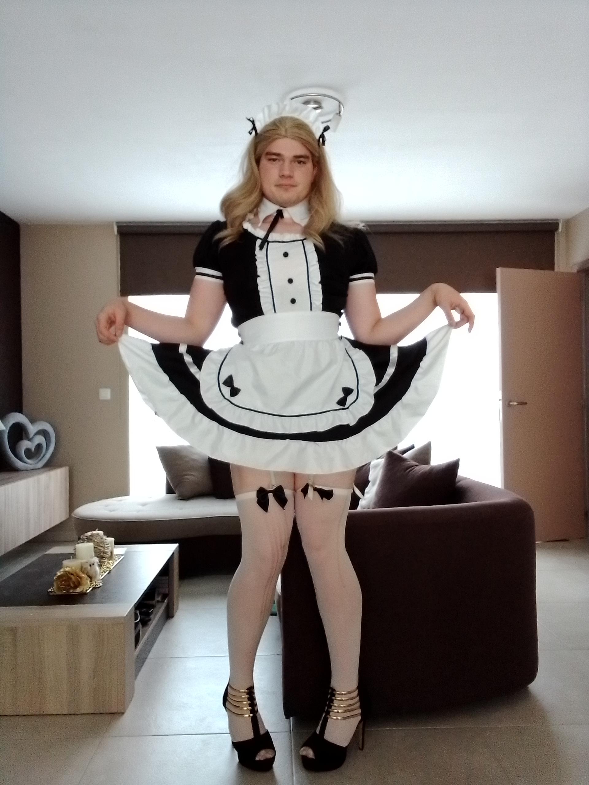 [Domme]Jennifer is wearing her cute neko maid outfit again so who wants her for "cleaning ...