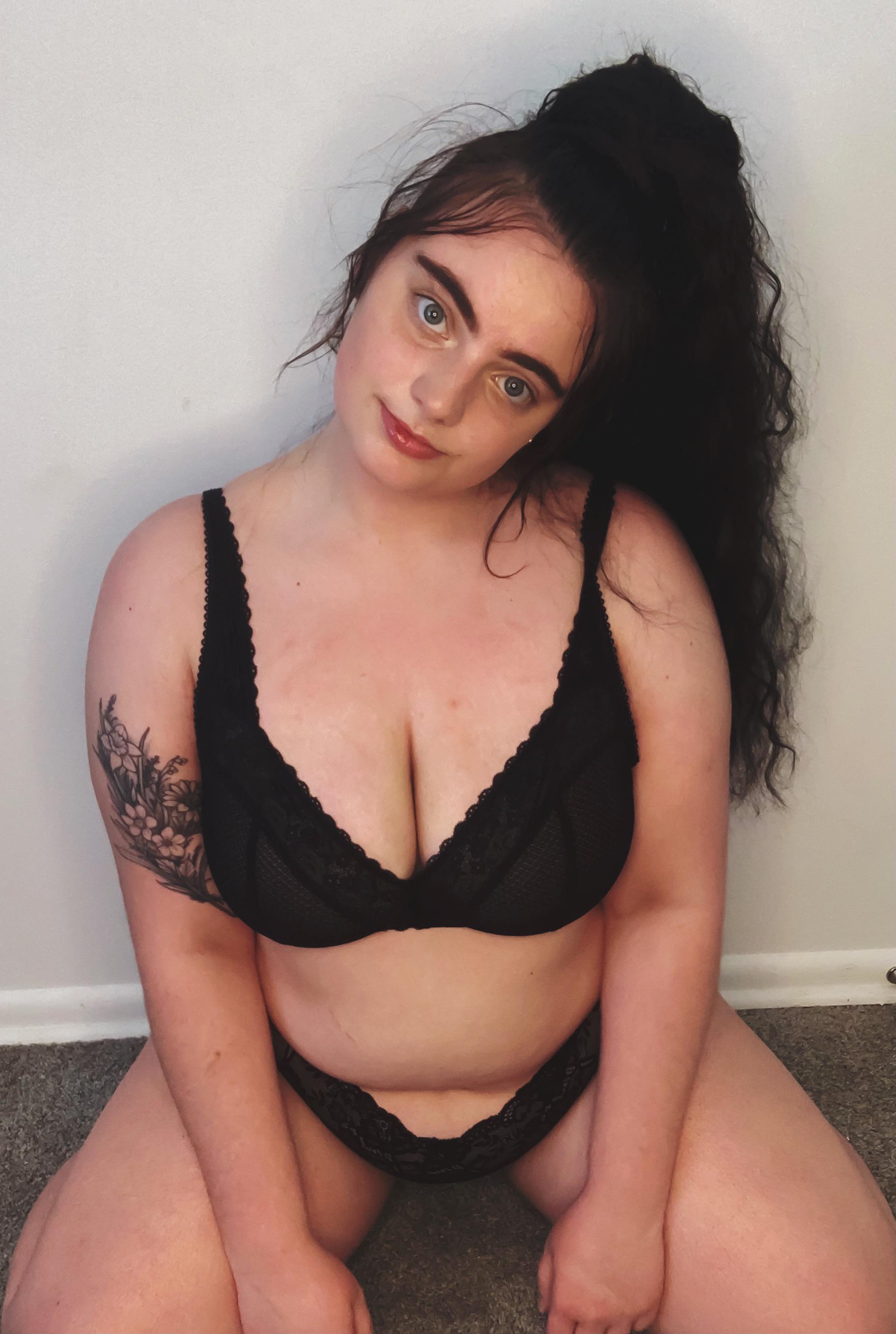 Don’t you wanna grab me by the waist and bend me over when I look this pretty 😜 | Scrolller