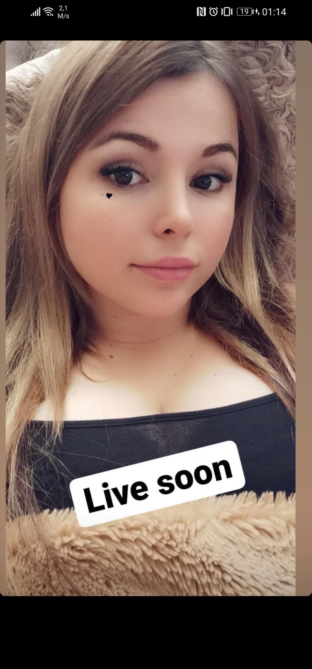 Dona im bett | Scrolller