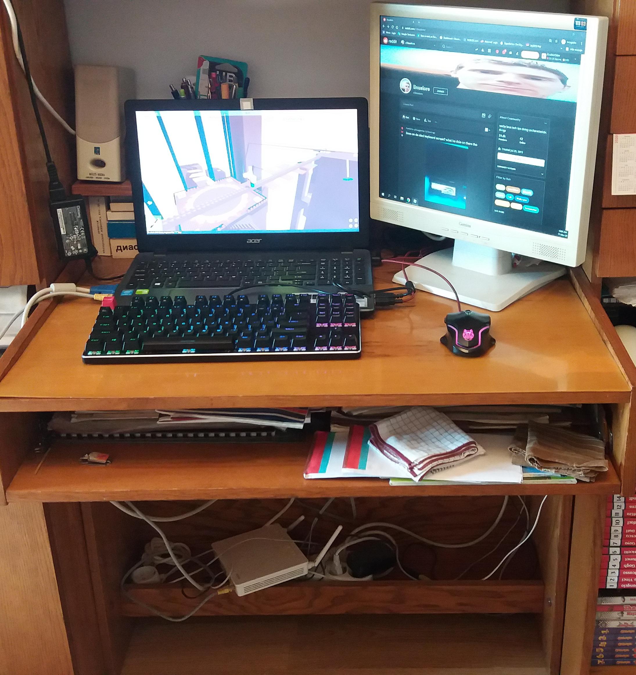 Don't look under the desk | Scrolller