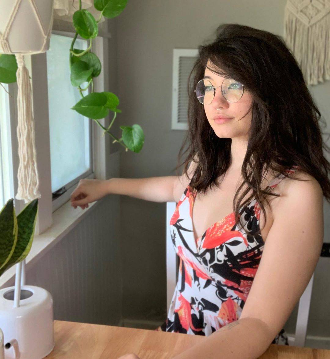 Dramatic pose | Scrolller