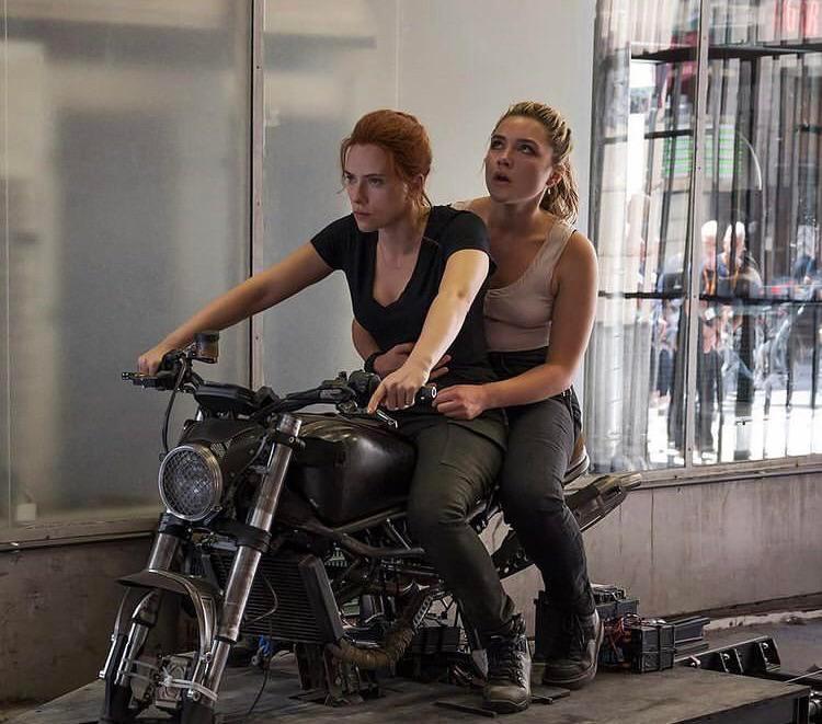 Dream threesome (Scarlett Johansson)(Florence Pugh) | Scrolller