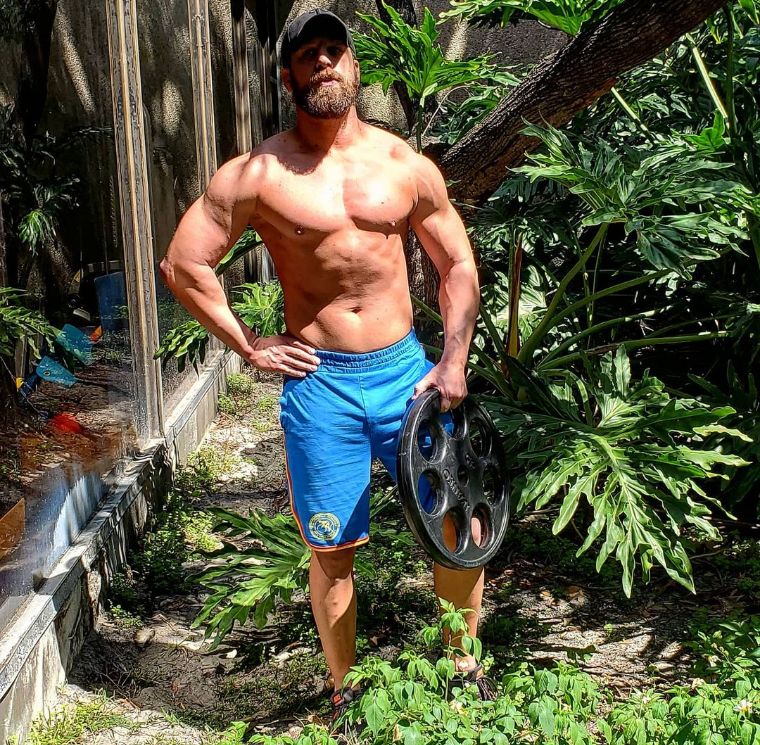 Drew Gulak oozing manliness | Scrolller