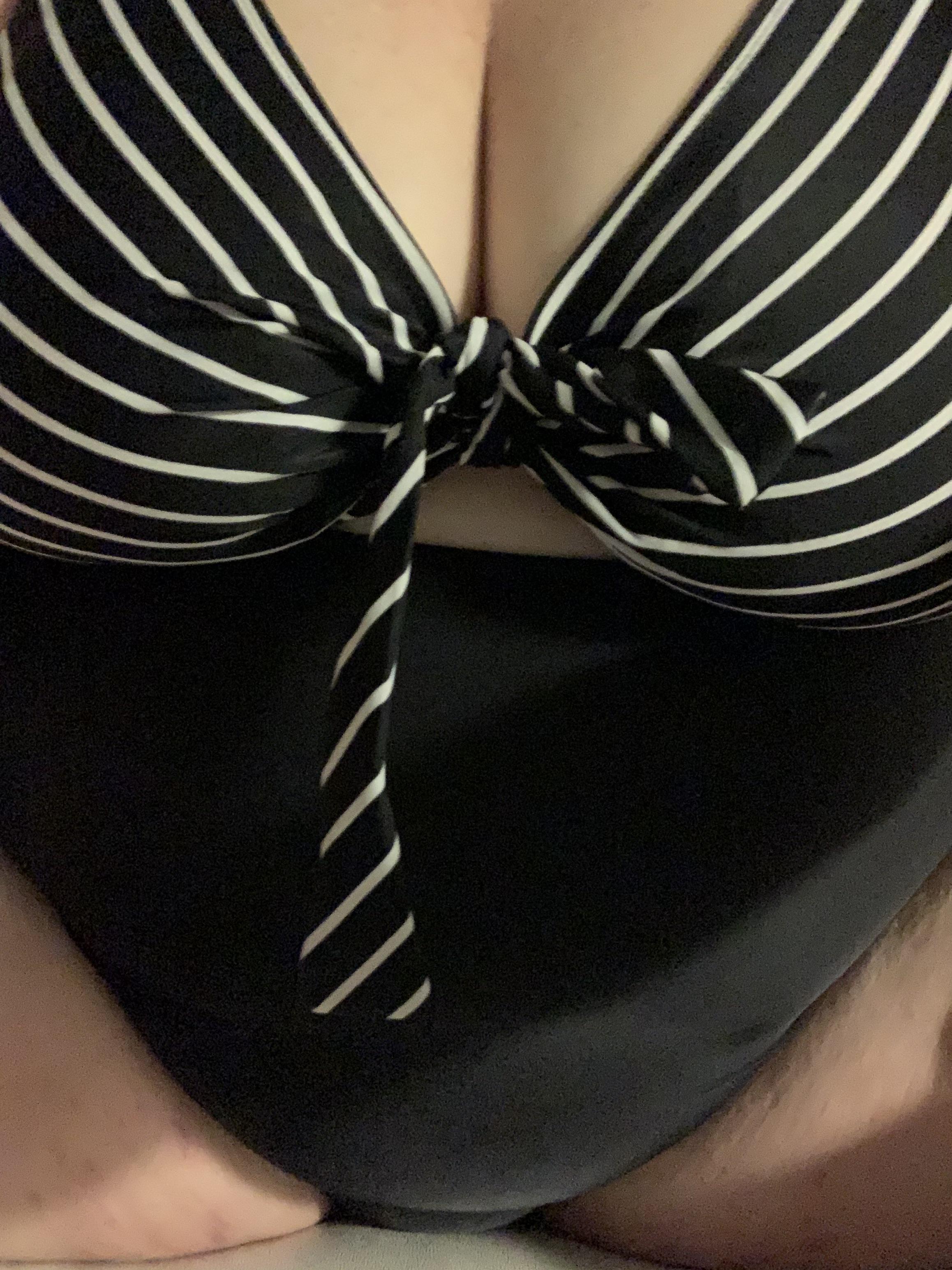 Drunk and headed to the hot tub 👙🍹💦 | Scrolller