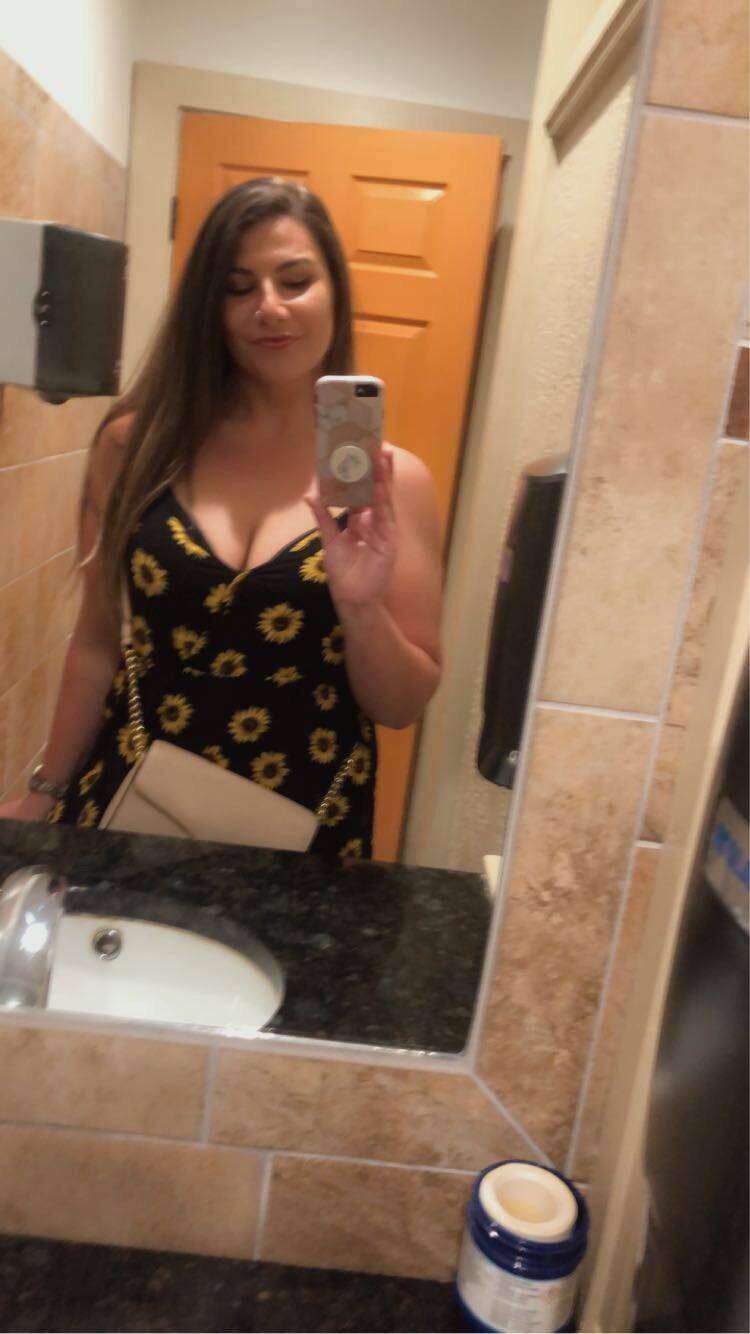 Drunk brunch bathroom selfie 🤪 | Scrolller