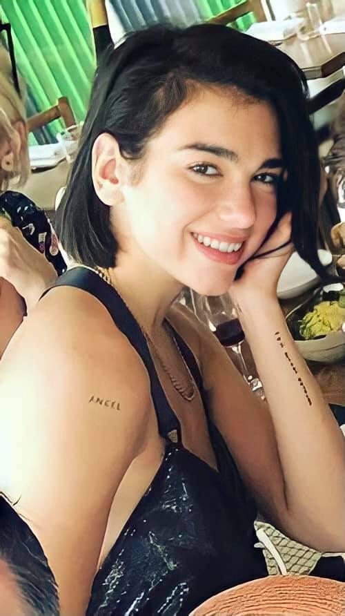 Dua Lipa | Scrolller