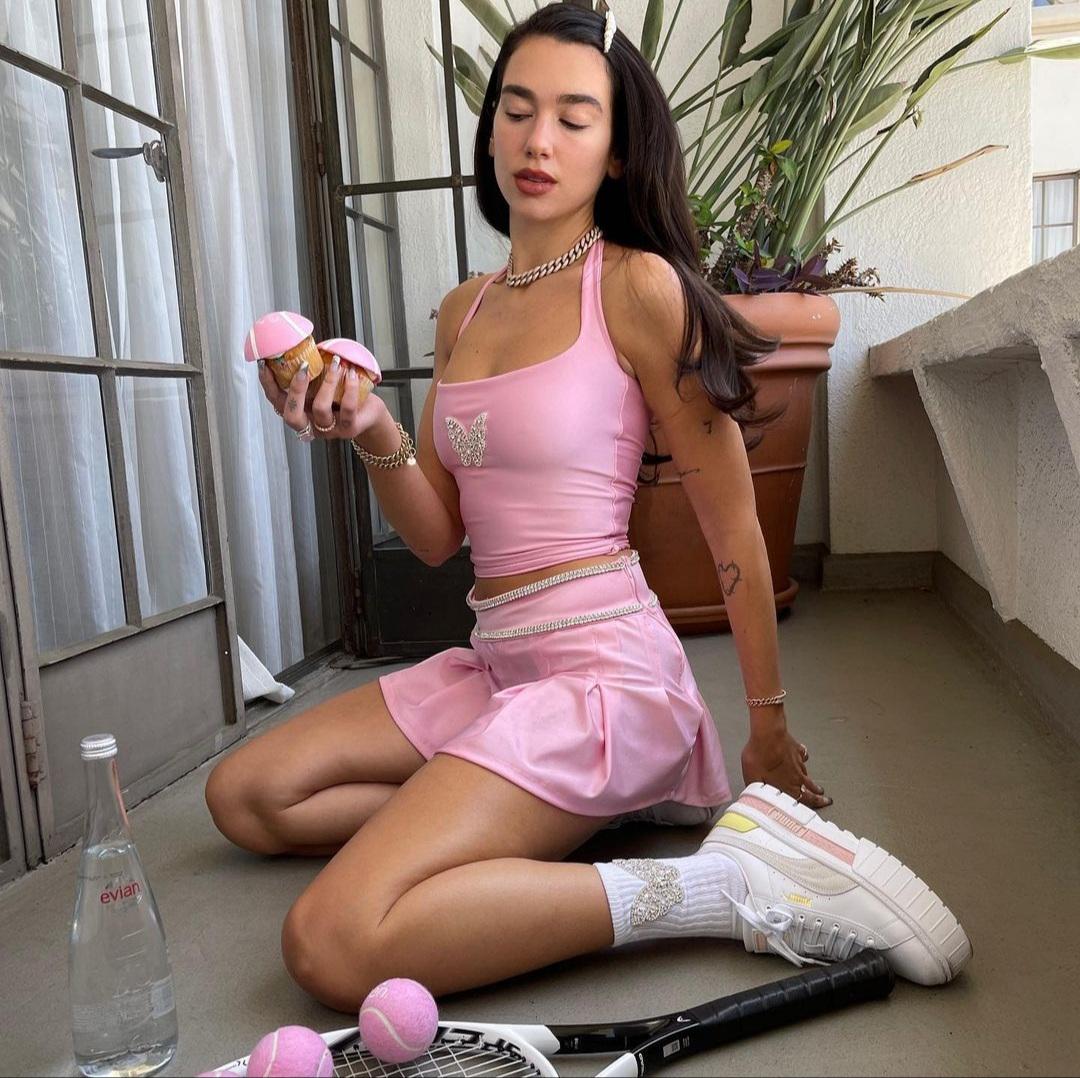 Dua lipa is a frickin doll | Scrolller
