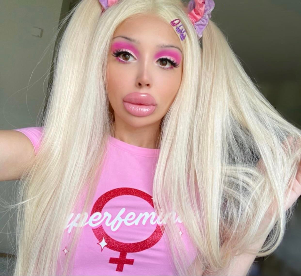 Dumb Dolly | Scrolller