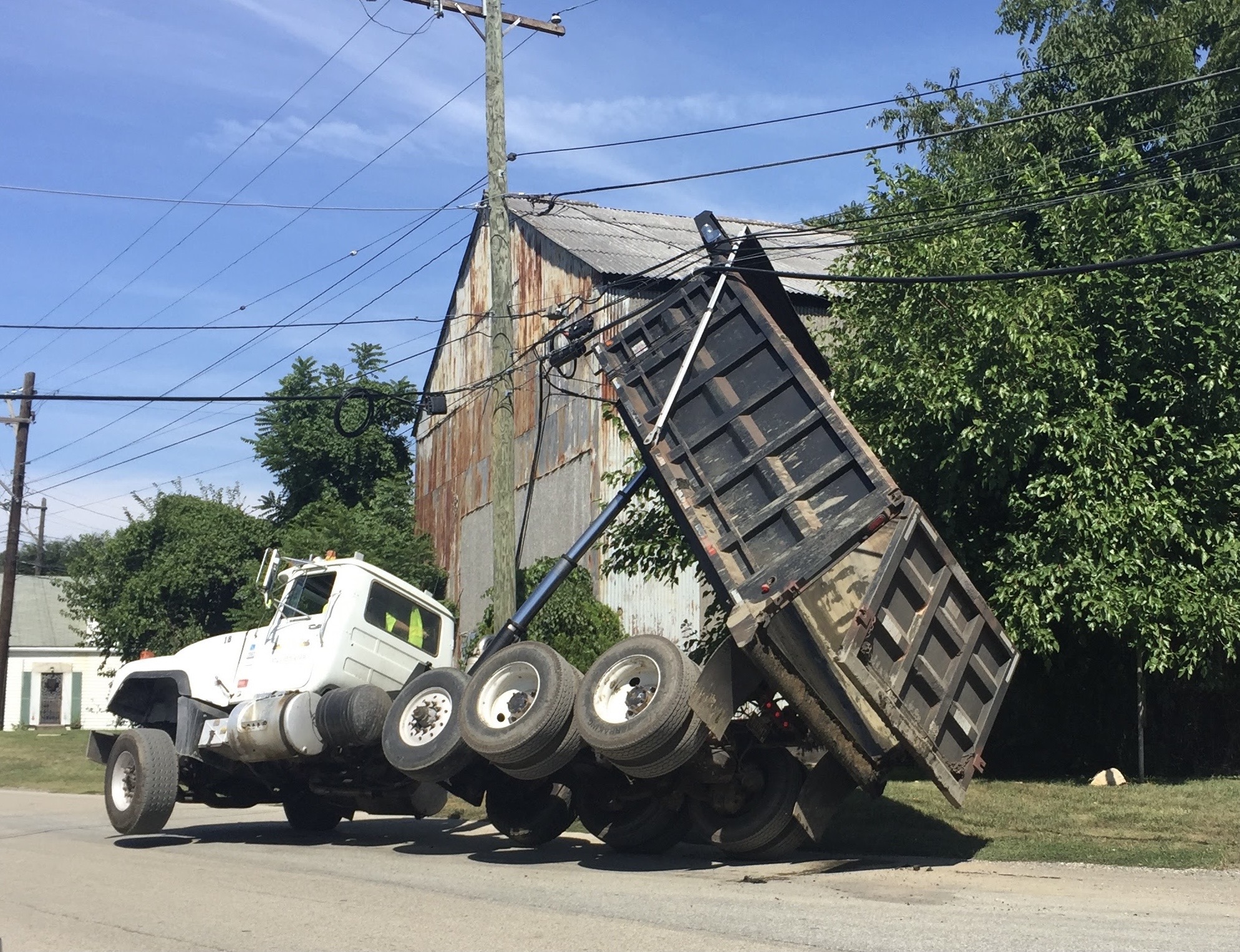 Dump truck idiot | Scrolller