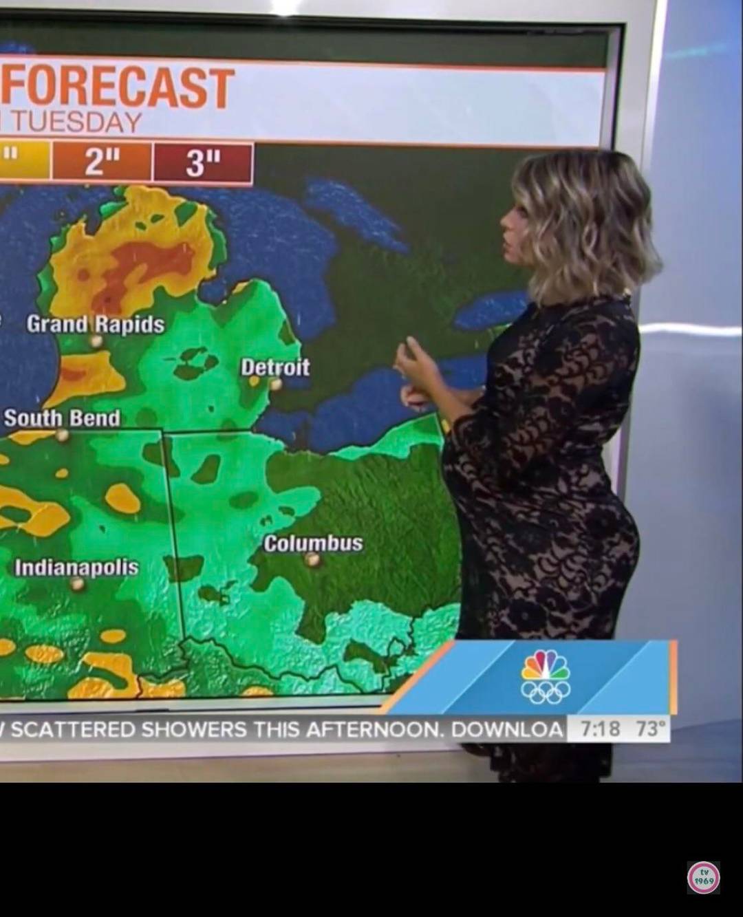 Dylan Dreyers baby bump is now as big as her booty | Scrolller