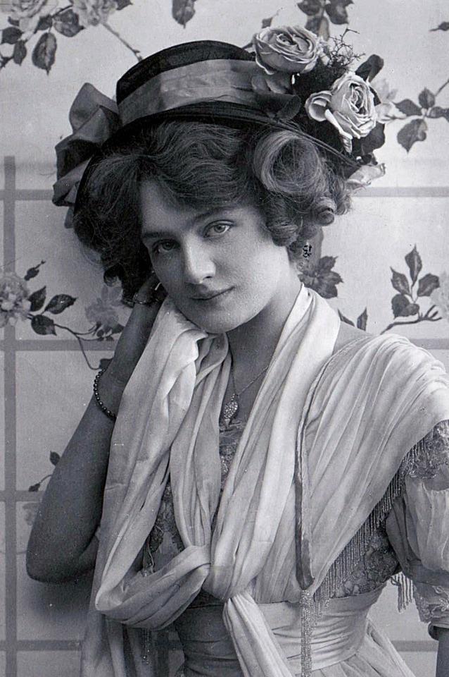 Edwardian actress Lily Elsie, c. 1907. | Scrolller