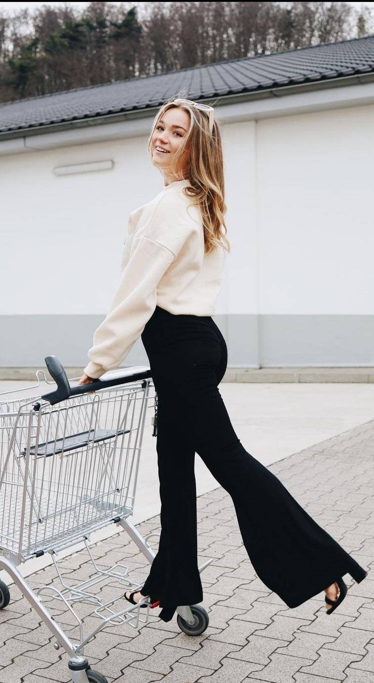 Ein Bild was sie wieder gelöscht hat😉😅 | Scrolller