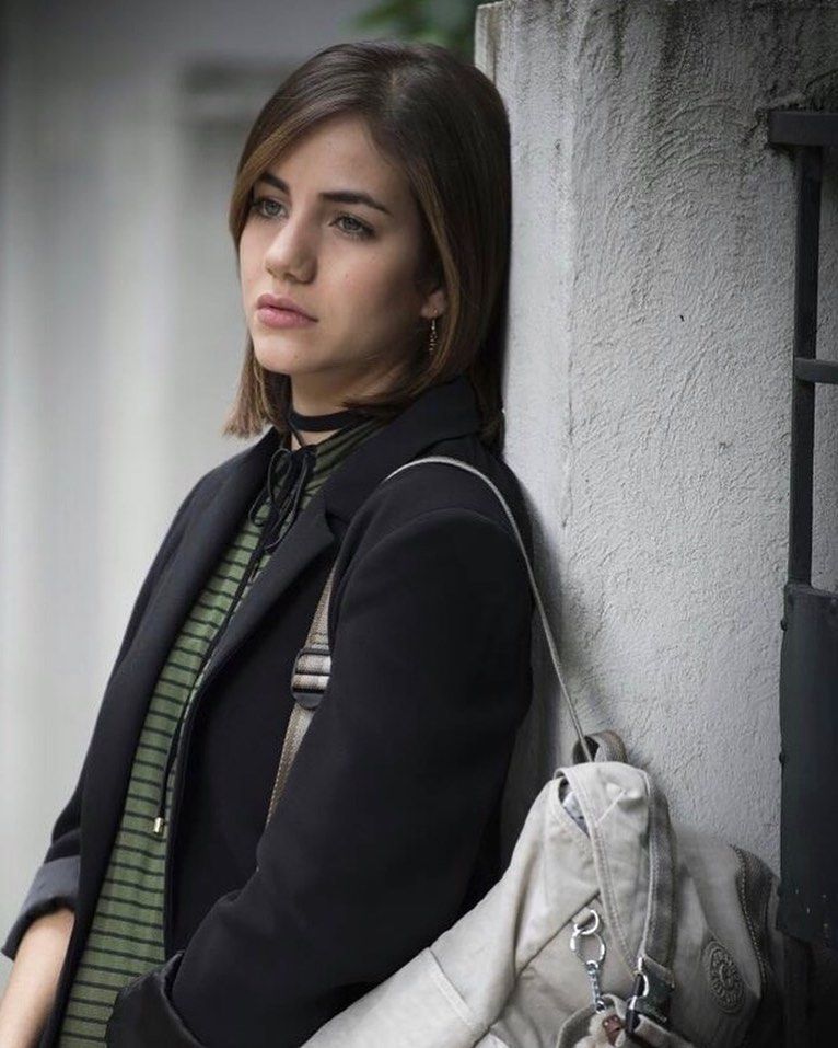 Ela Velden | Scrolller